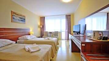 Quarto casal conforto, vista para o mar | Escrivaninha, roupa de cama