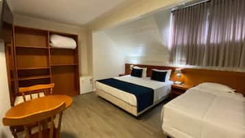 Quarto Triplo de Luxo | Minibar, cortinas/cortinados opacos, quartos insonorizados