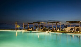 Piscina externa, guarda-sóis, espreguiçadeiras