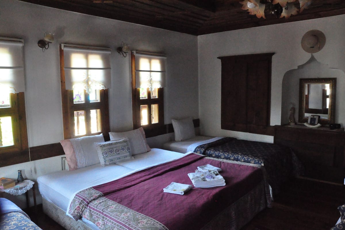 Quarto Familiar, 1 quarto, varanda | 1 quarto, lençóis de algodão egípcio, roupa de alta qualidade