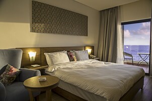 Minibar, cofre no quarto, com decoração personalizada 