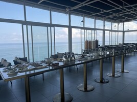 Serviço de café da manhã, culinária internacional, vistas para a praia 