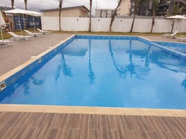 Piscina exterior, guarda-sóis, espreguiçadeiras 