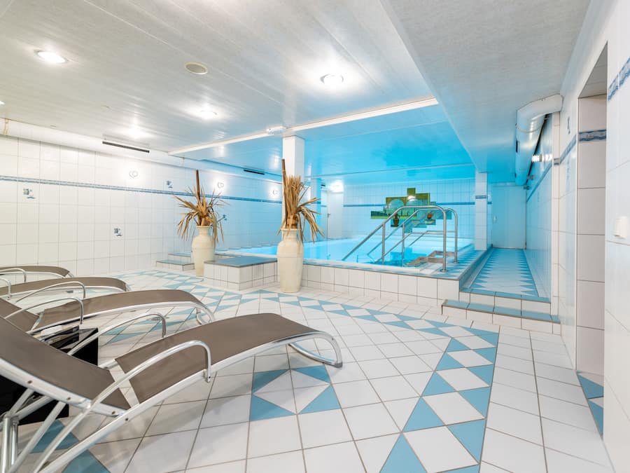 Piscina interna, funciona das 16h às 22h, espreguiçadeiras