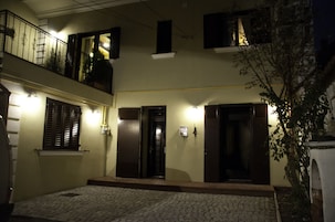 Fachada do alojamento (tarde/noite)