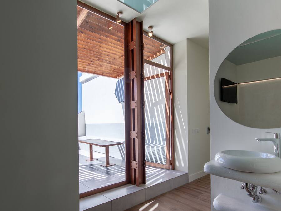 Quarto casal, terraço, vista para a cidade | Cofres nos quartos, quartos à prova de som, Wi-Fi de cortesia