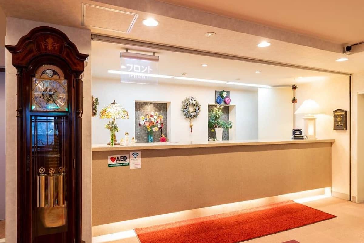Uma receção com um relógio, um sinal que indica acesso à internet Wi-Fi e diversos objetos decorativos.