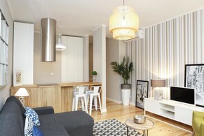 Apartamento Deluxe, 1 quarto | Sala de estar | TV de ecrã plano