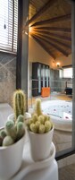Villa Clássica, 6 quartos | Casa de banho | Um polibã e uma banheira separados, uma banheira de hidromassagem 