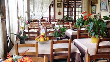 Café da manhã continental todos os dias (EUR 9.5 por pessoa)