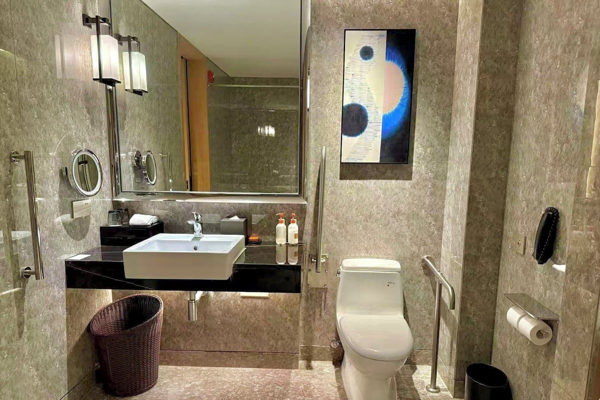 Quarto Standard, 2 camas individuais, acessível | Minibar com produtos grátis, cofre no quarto