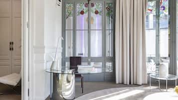 Suíte superior, sacada (Royal Suite 1906) | Área de estar | TV, iPad, console de videogame, Netflix