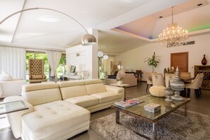 Vila | Sala de estar | TV de tela plana