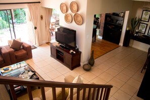 Casa luxo, 2 quartos | Área de estar | TV