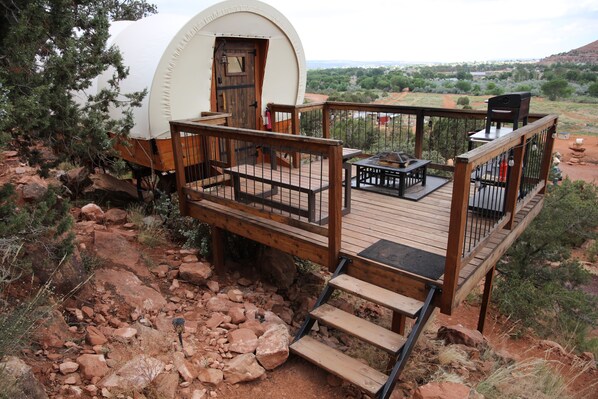 Cabana grand, sacada, vista para a montanha | Roupas de cama premium, edredons de pluma, individualmente mobiliados