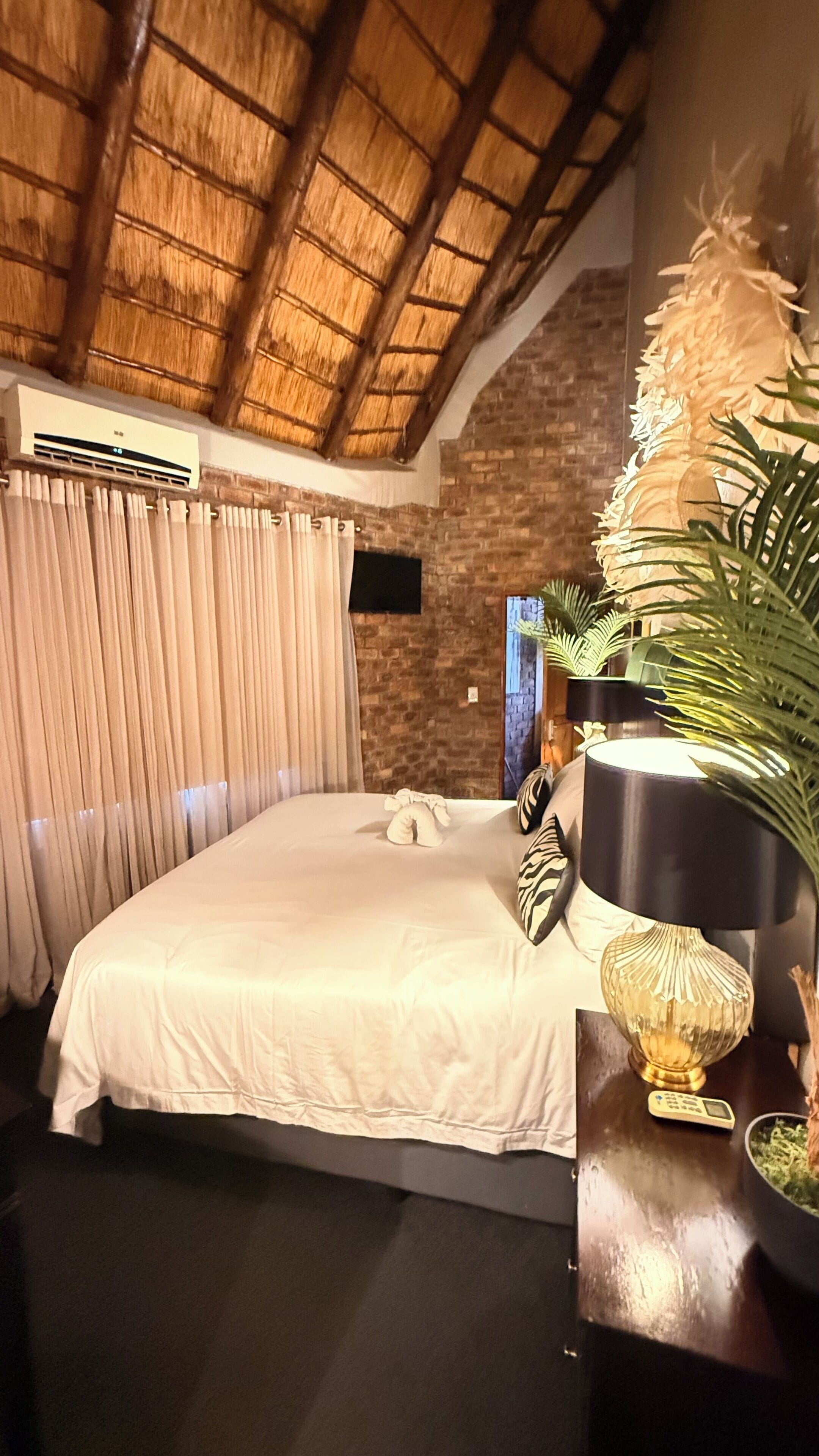 Quarto casal ou duplo luxo | Escrivaninha, ferros/tábuas de passar roupa, Wi-Fi de cortesia