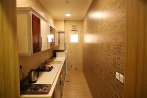 Apartamento, 3 quartos | Cozinha privada | Frigobar, micro-ondas, cooktop, chaleira elétrica