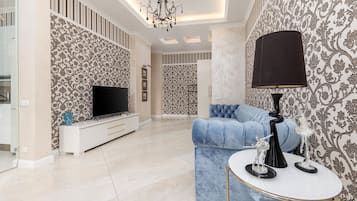 Apartamento de Luxo, 1 quarto (Sverdlova Street 24) | Sala de estar | Televisor de ecrã plano de 42 polegadas com canais por cabo, televisor