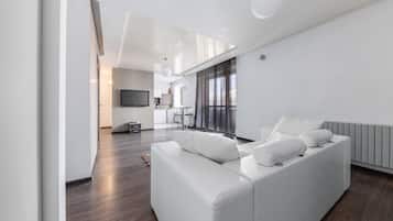 Apartamento Comfort, 1 quarto (Gorodaskoy Val 9) | Sala de estar | Televisor de ecrã plano de 42 polegadas com canais por cabo, televisor