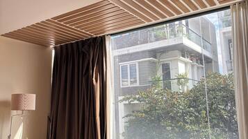 Quarto premier, vista para a cidade | Frigobar, cofres nos quartos, escrivaninha, quartos à prova de som