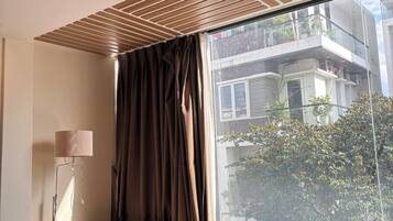 Quarto premier, vista para a cidade | Frigobar, cofres nos quartos, escrivaninha, quartos à prova de som