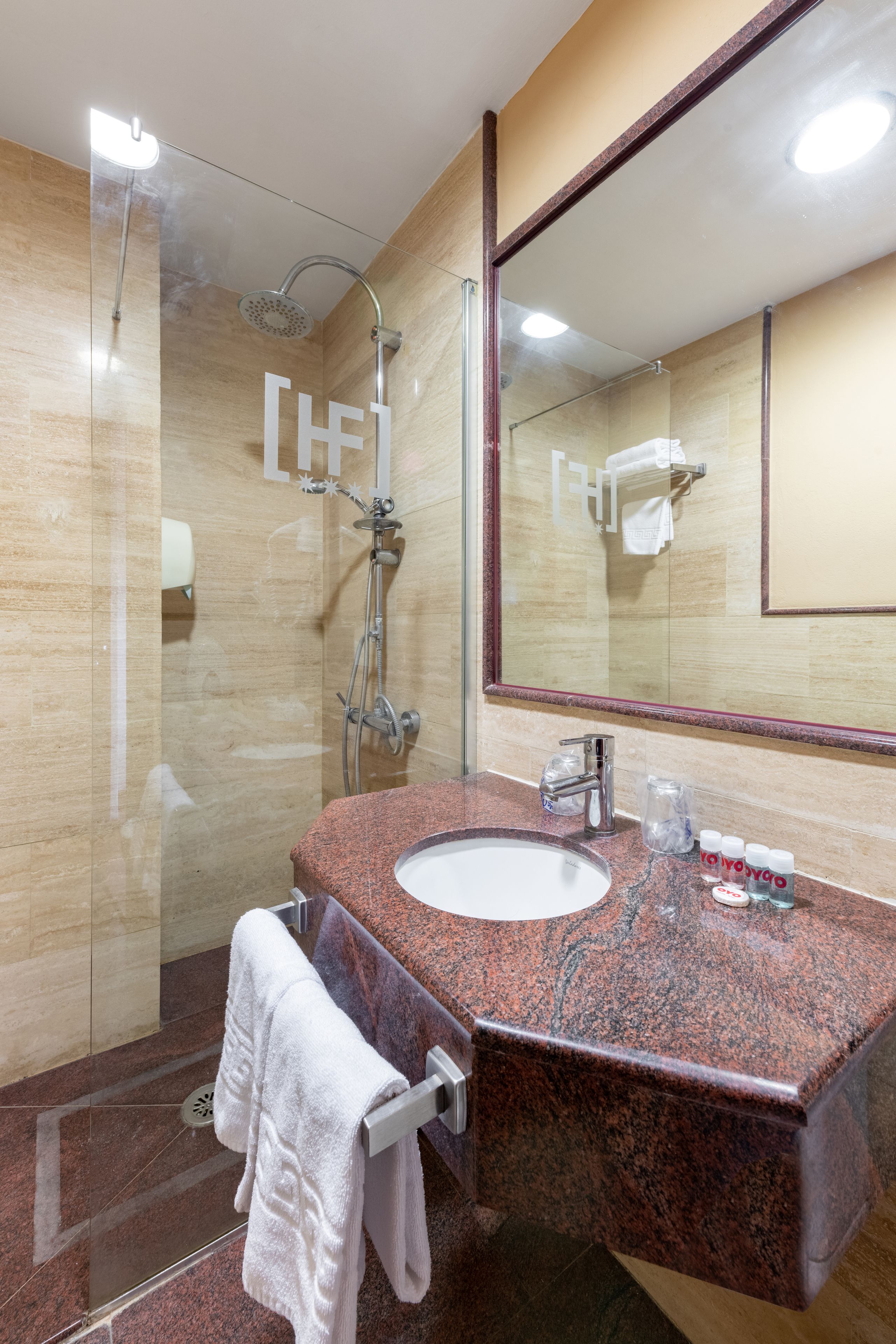 Quarto Duplo | Casa de banho | Um polibã, artigos de higiene pessoal grátis, um secador de cabelo 