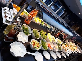 Buffet com diversos alimentos e acompanhamentos.