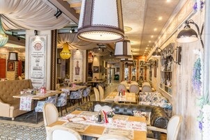 Café da manhã com pratos da culinária local grátis