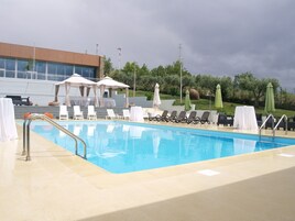 Piscina exterior sazonal, guarda-sóis, espreguiçadeiras 