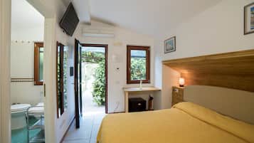 Minibar, secretária, ferro/tábua de engomar