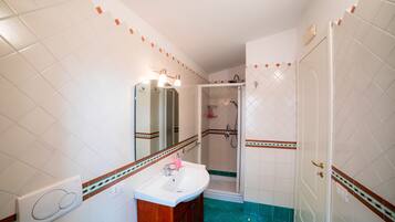 Quarto casal ou duplo standard, 1 cama de casal ou 2 camas de solteiro | Banheiro | Chuveiro, banheira de imersão, produtos de toalete grátis