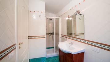 Quarto Duplo ou Twin Standard, 1 cama de casal ou 2 camas individuais | Casa de banho | Um polibã, uma banheira de imersão total