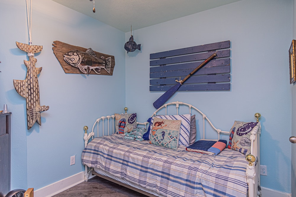 2/2 Funky Pirate; 3 Pools, Ocean Views Across From Beach, Maravilla - Galveston, TX