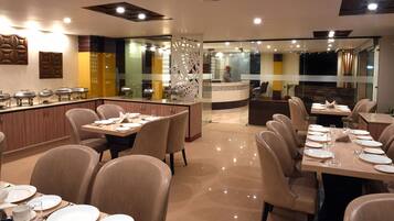 Pequenos-almoços, almoços, jantares servidos, cozinha internacional