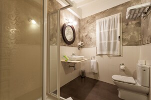 Quarto casal | Banheiro | Chuveiro, ducha de hidromassagem, produtos de toalete grátis 