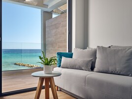 Seaside Suite with Panoramic Sea View | Área de estar | TV de tela plana