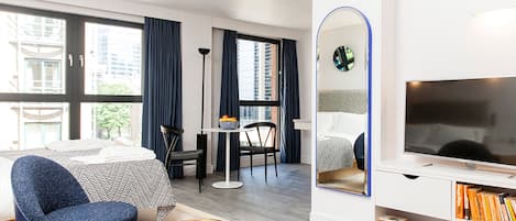 Estúdio, 1 cama de casal | Roupas de cama de algodão egípcio, escrivaninha