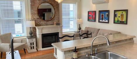 Apartamento de Luxo em Condomínio Fechado, 1 quarto, vista para o porto | Sala de estar | TV de ecrã plano, lareira