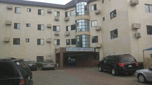 Edifício de hotel com uma placa que diz 'Oxford Hotels'.