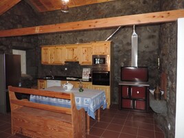 Apartamento, 2 quartos | Cozinha privada | Um frigorífico/congelador grande, um micro-ondas, um forno 