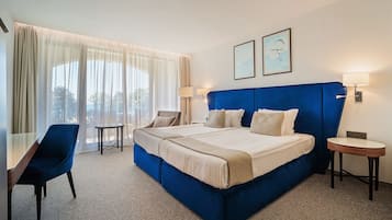 Quarto Duplo Standard, vista para o mar | Minibar, cofre no quarto, secretária