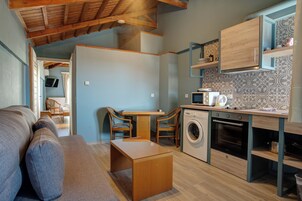 Apartamento Deluxe, 1 quarto (G1) | Sala de estar | TV plasma 