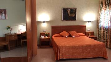 Quarto quádruplo família | Roupas de cama antialérgicas, escrivaninha