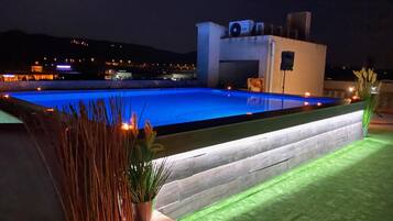 Piscina externa sazonal, funciona das 8h às 19h30, espreguiçadeiras