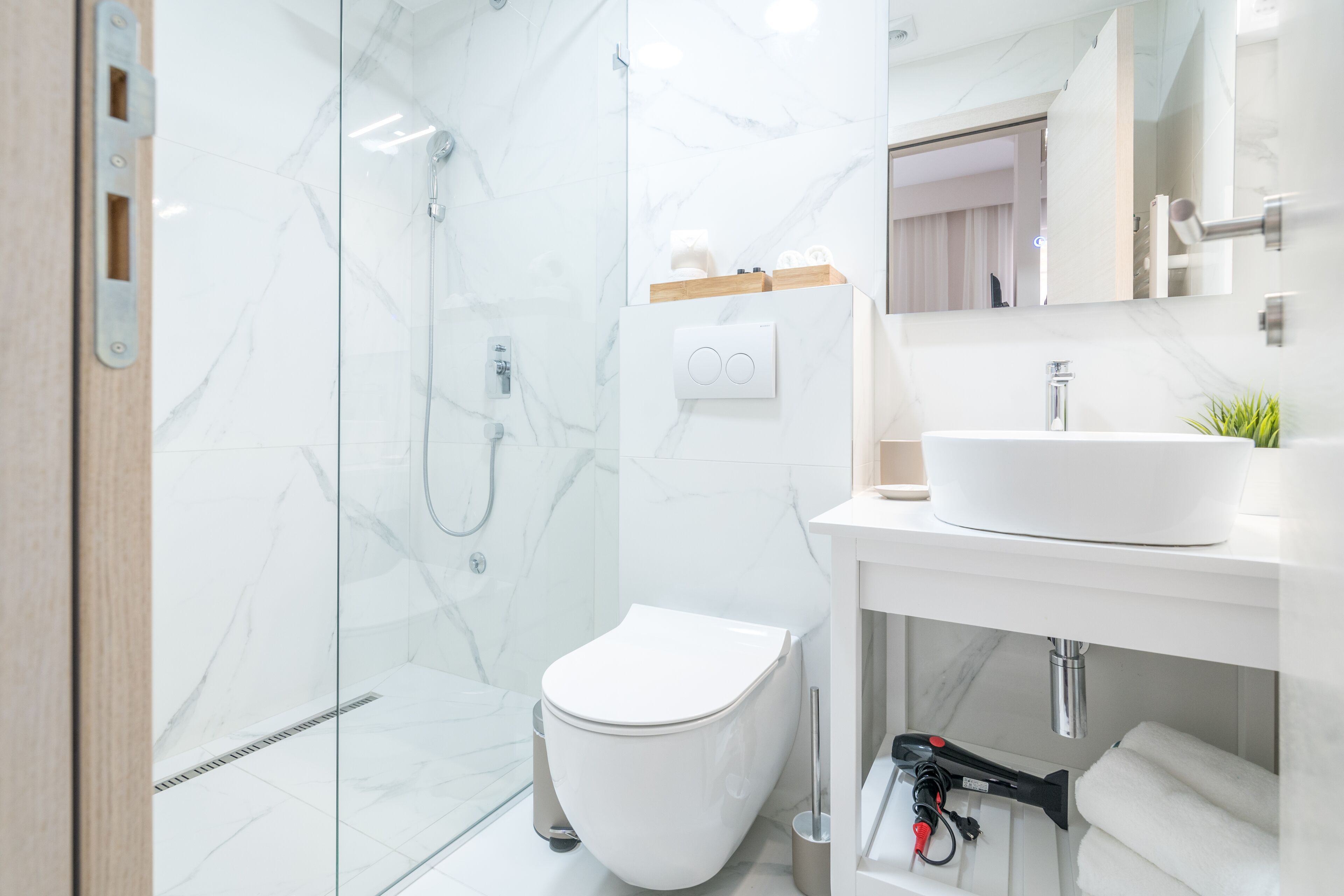 Large Double Room | Casa de banho | Um polibã, artigos de higiene pessoal grátis, um secador de cabelo 