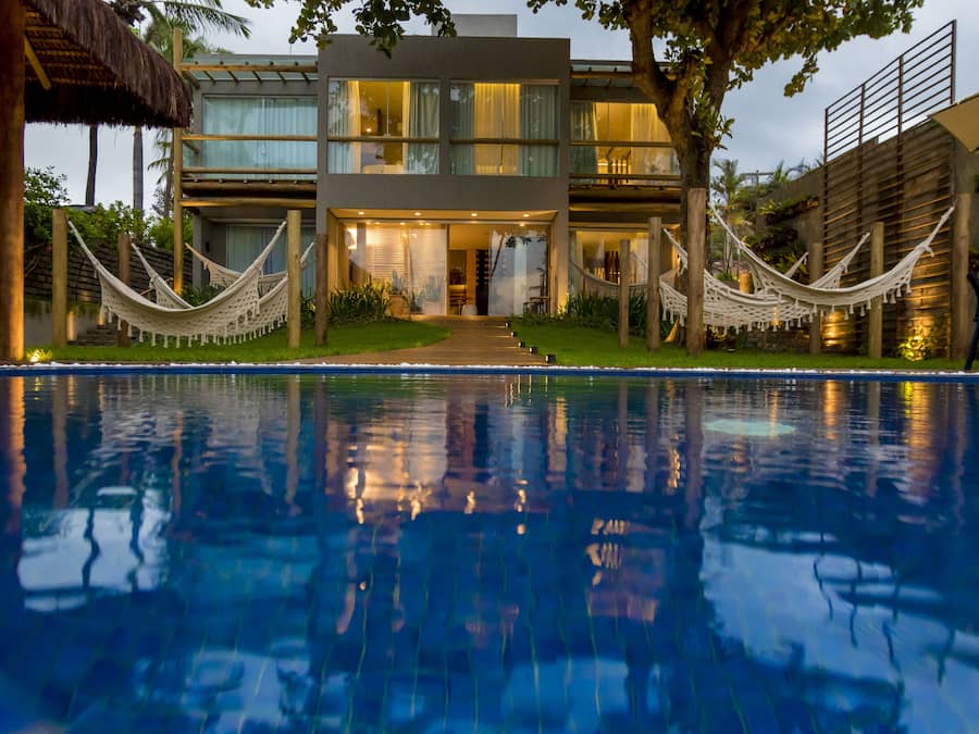 Piscina exterior, guarda-sóis, espreguiçadeiras