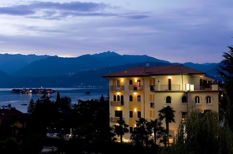 Fachada do alojamento (tarde/noite). Hotel Flora