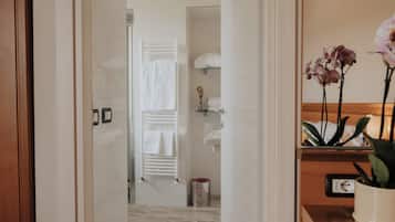 Quarto casal ou duplo conforto | Banheiro | Produtos de toalete grátis, secador de cabelo, bidê, toalhas de banho