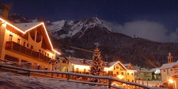 Fachada da propriedade à noite