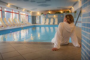 Piscina interna, espreguiçadeiras